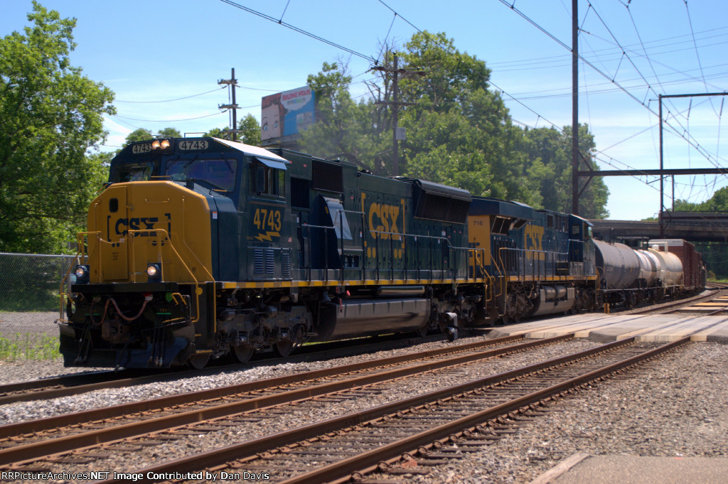 CSX SD70AC 4743 leads Q410-13